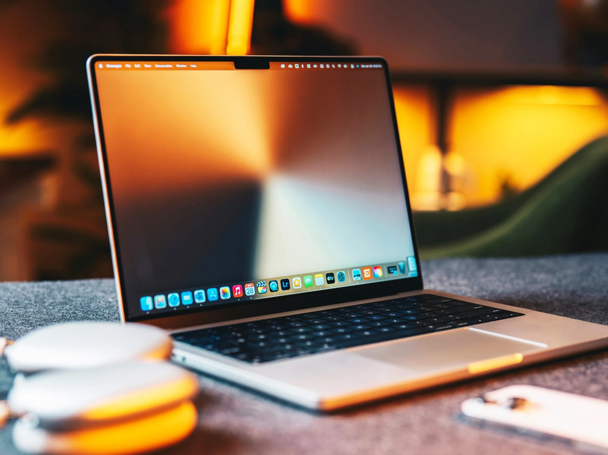New MacBook Pro M6 Details: OLED Screen and Dynamic Island Revealed
