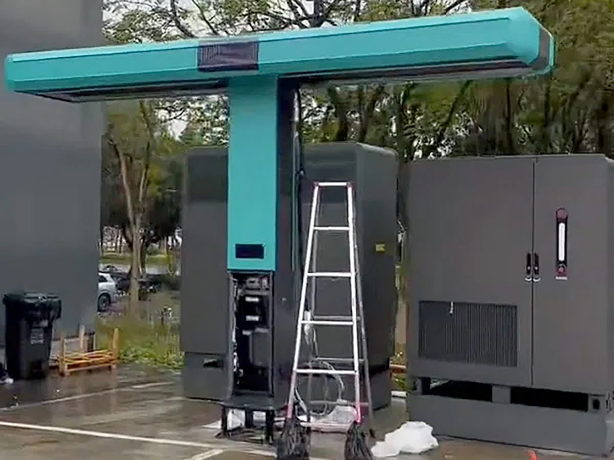 BYD Unveils 1MW EV Charger with Hanging Cables for Mega Network